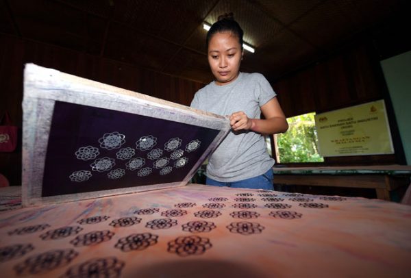 Batik Linut: Harnessing the Fruit of Craft Innovation - RAKAN Sarawak